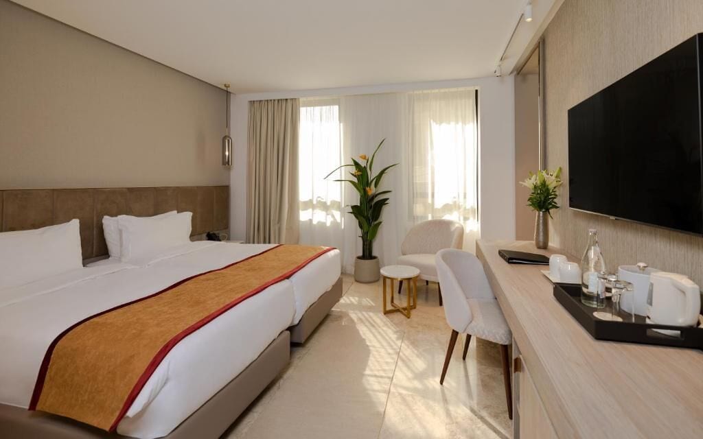Roupa de alta qualidade, camas de colchão viscoelástico, minibar 