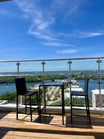 Servem pequenos-almoços, almoços, jantares e brunches (fins de semana)