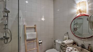 Quarto casal ou duplo superluxo | Banheiro | Chuveiro, secador de cabelo, toalhas de banho