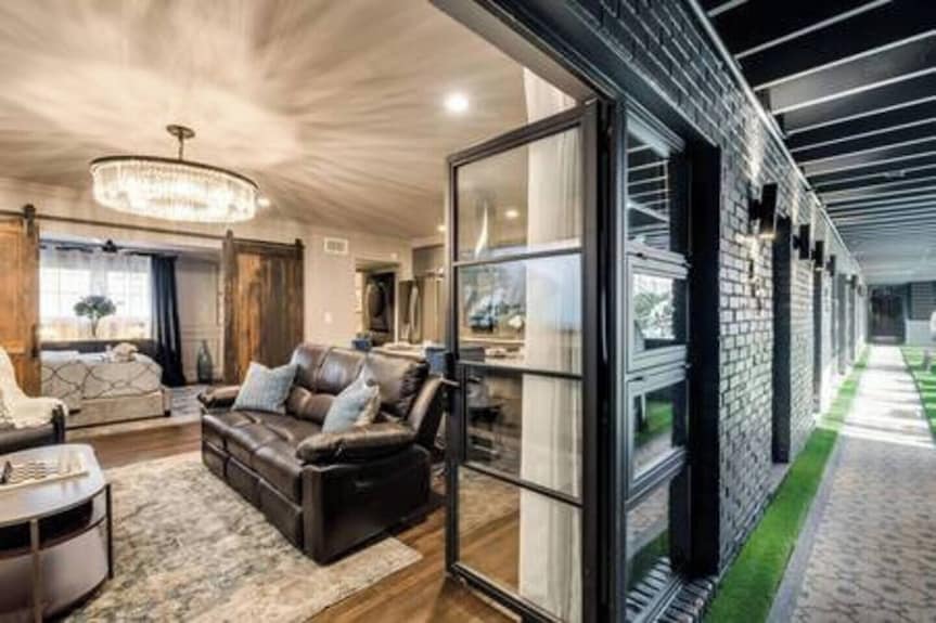 Stylish 1br Furnished Condo In Central Dallas Featuring A High-end Kitchen, King Bed, 65 Smart Tv, And Access To An Award-winning Courtyard Retreat. - Dallas, TX