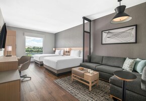 Quarto (2 Queen with Sofabed, High Floor) | Camas de colchão pillowtop, cofre com capacidade para portátil 