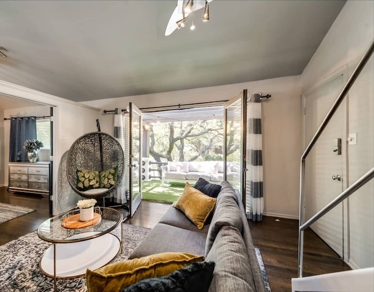 Spacious 2-bedroom Loft Condo In Dallas Historic Munger Place Featuring A Private Designer Terrace, Secure Parking, Luxury Hybrid Mattresses With Egyptian-cotton Sheets, And A Serene Outdoor Patioperfect For Relaxing Or Entertaining. - Dallas, TX