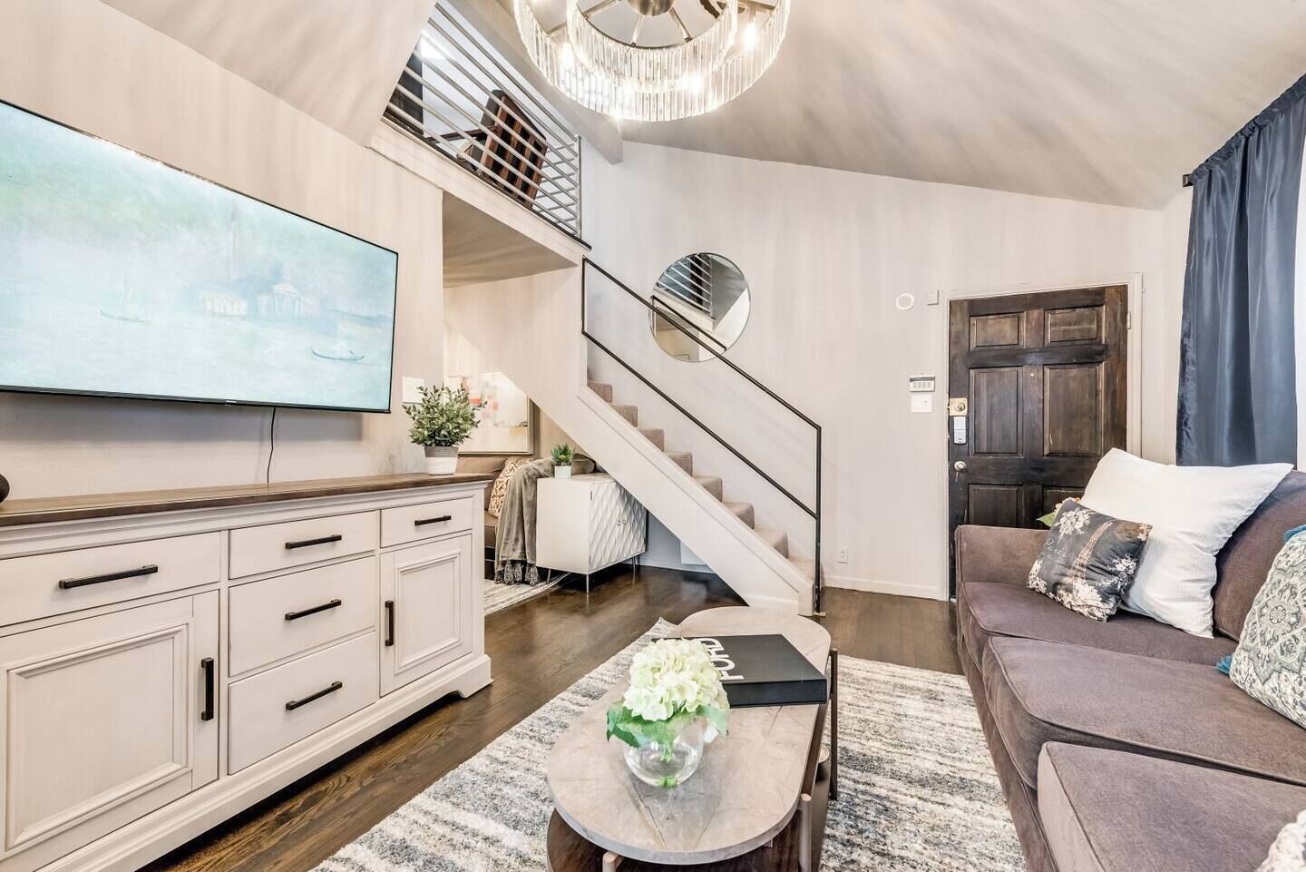 Bright And Airy 2br/1ba Loft In Dallas Historic Deep Ellum/junius Heights District. Features King & Queen Beds, Private Balcony, And Access To An Offsite Award-winning Courtyard Retreat. - Dallas, TX
