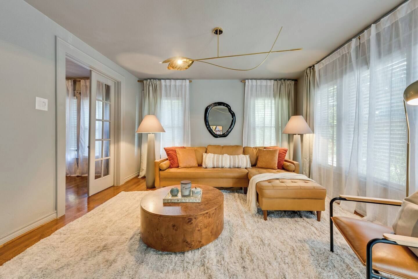 Spacious 1br/1ba Retreat With Full Kitchen, Queen Bed, Washer/dryer, High-speed Wi-fi, And Roku Tvjust Steps From Dallas Scenic Santa Fe Trail. - Dallas, TX