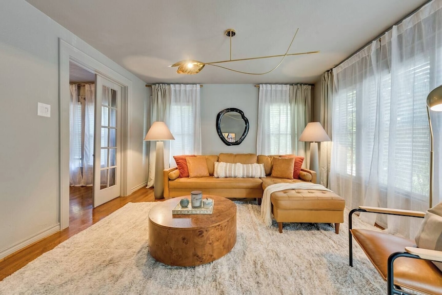 Spacious 1br/1ba Retreat With Full Kitchen, Queen Bed, Washer/dryer, High-speed Wi-fi, And Roku Tvjust Steps From Dallas Scenic Santa Fe Trail. - Dallas, TX