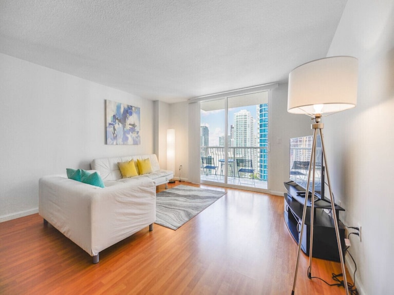 The Club 3222 · Luxuryking Bed Swimming Pool Jacuzzi Gym Gameroom - Crandon Park, FL