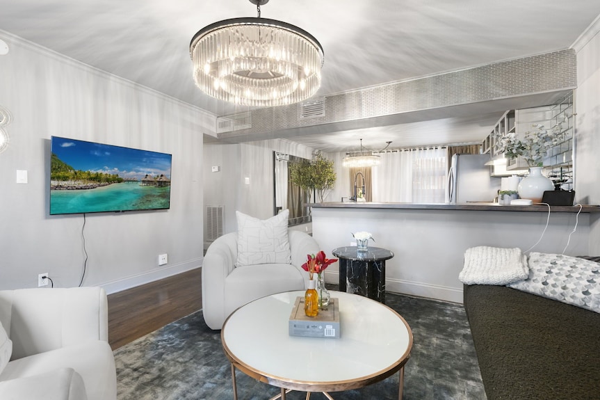 Sophisticated 2-bed, 1 1/2 Bath Furnished Condo In Central Dallas, Featuring A Private Patio, Serene Garden Views, And Exclusive Access To An Award-winning Courtyard. - Dallas