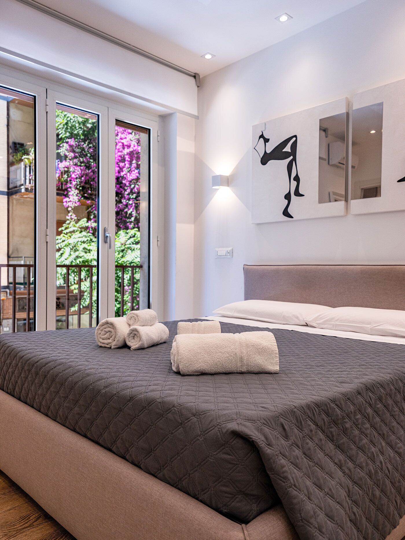Quarto Comfort | Minibar, secretária, secretária adequada para computadores portáteis 