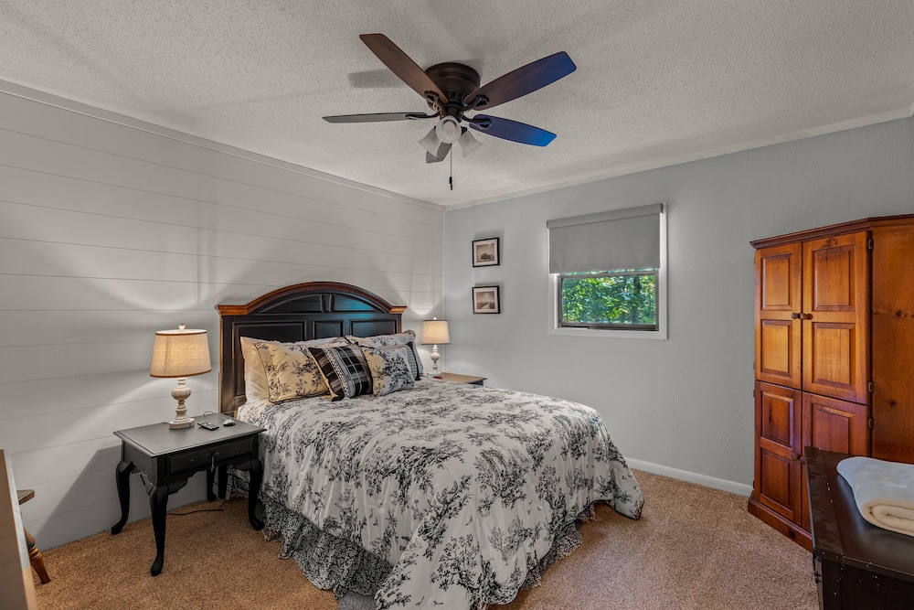 Autumn Ridge, 3/2, Peaceful/ Secluded...1.5 Mi From Highlands And Fast Internet! - Highlands, NC
