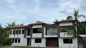 Um edifício moderno de dois andares com telhado plano e varanda.