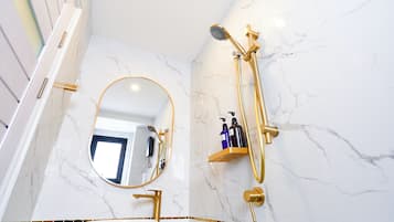 Quarto standard | Banheiro | Chuveiro, produtos de toalete grátis, secador de cabelo