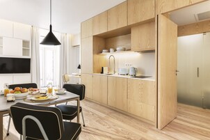 Apartamento superior | Cozinha americana privada | Geladeira, micro-ondas, fogão, cooktop