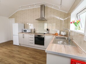 Um frigorífico, uma máquina de lavar louça, uma chaleira elétrica 