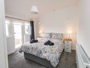 1 quarto, com decoração personalizada, com mobília individualizada 