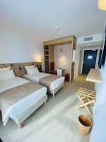 Quarto duplo conforto | Roupas de cama premium, escrivaninha, espaço de trabalho para notebook