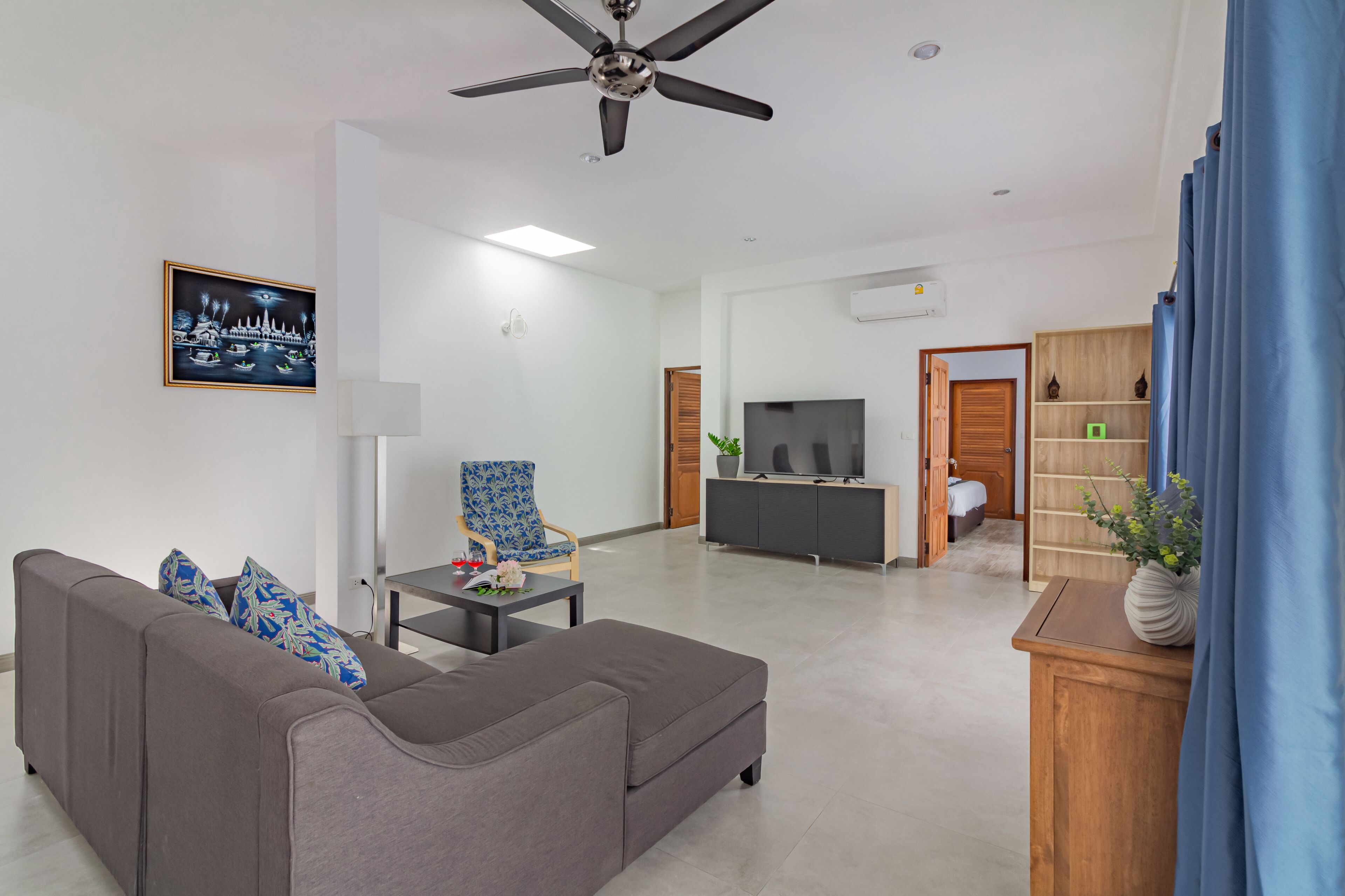 Vila família | Área de estar | Smart TV 51 polegadas com canais digitais, TV