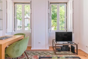 Apartamento Standard, 2 quartos, cozinha, vista para o rio | Sala de estar | TV de ecrã plano 