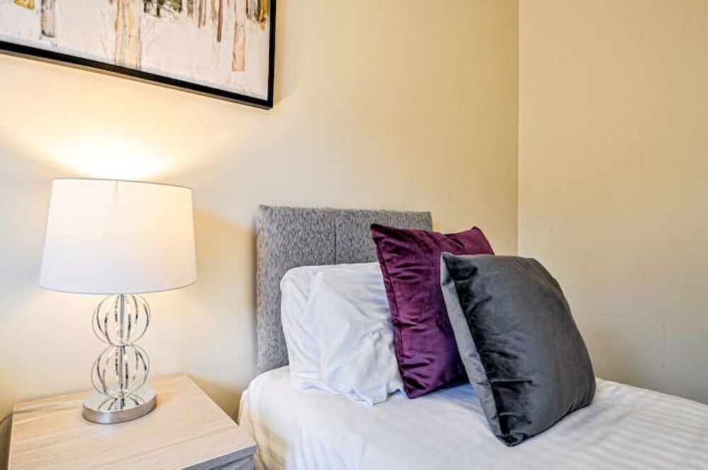 Entire Apartment Sleeps 4 Near The River Thames - Marlow