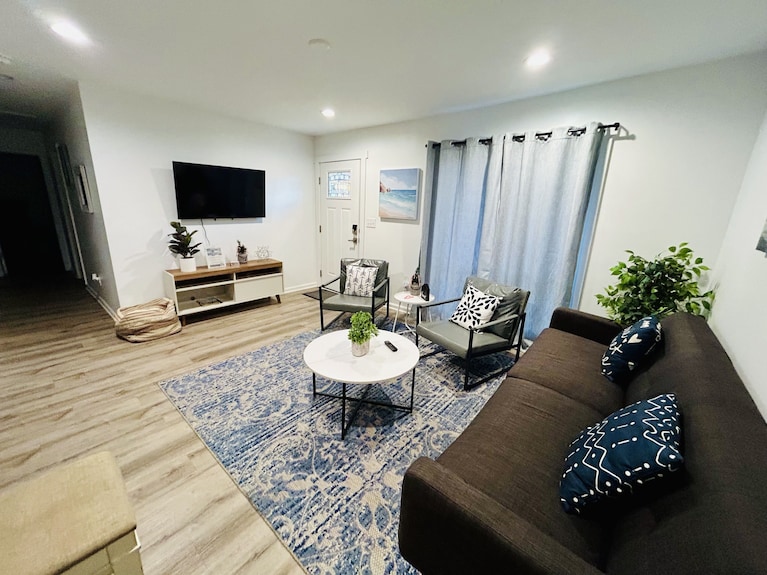 Newly Remodeled Clean Modern Home Near Uptown Clt, Airport & More! - Belmont, NC