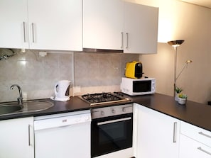 Uma cafeteira/bule, uma chaleira elétrica, uma torradeira