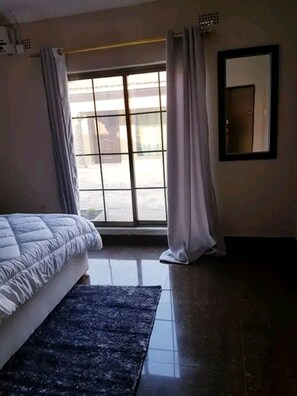 2 quartos, minibar, cofre no quarto, com decoração personalizada