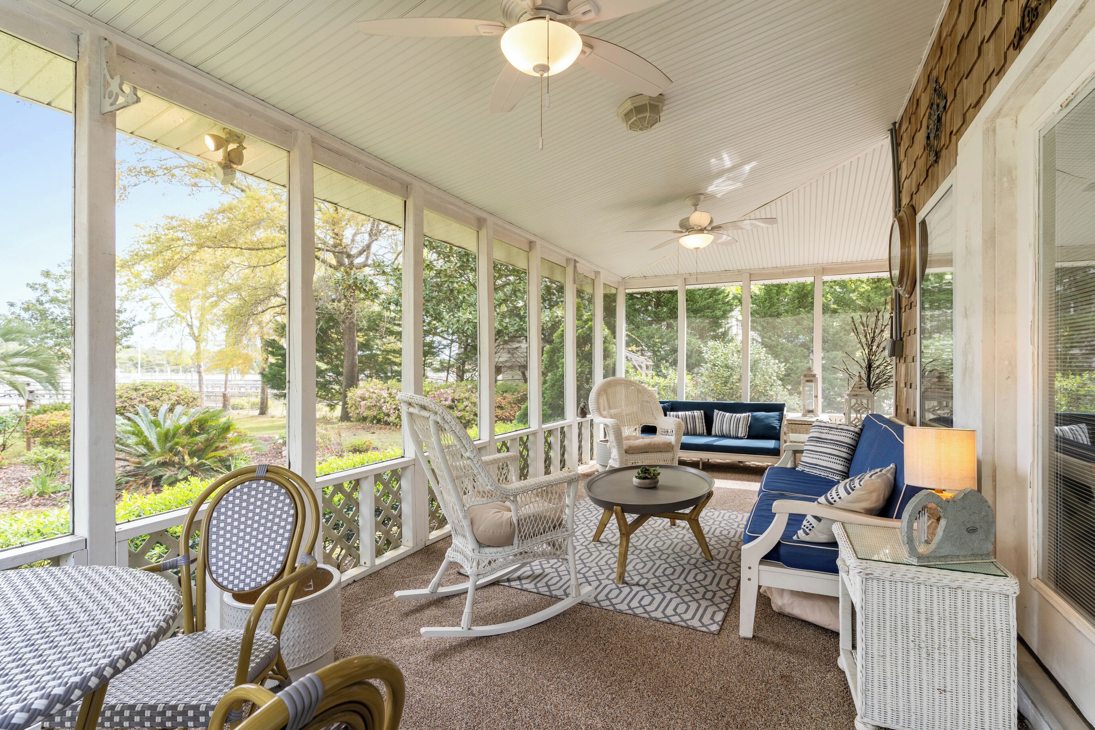 Waterfront Pet Friendly Fishing Pier, 5 Min To Beach, Sleeps 8+, Kayaks & Bikes! - Oak Island, NC