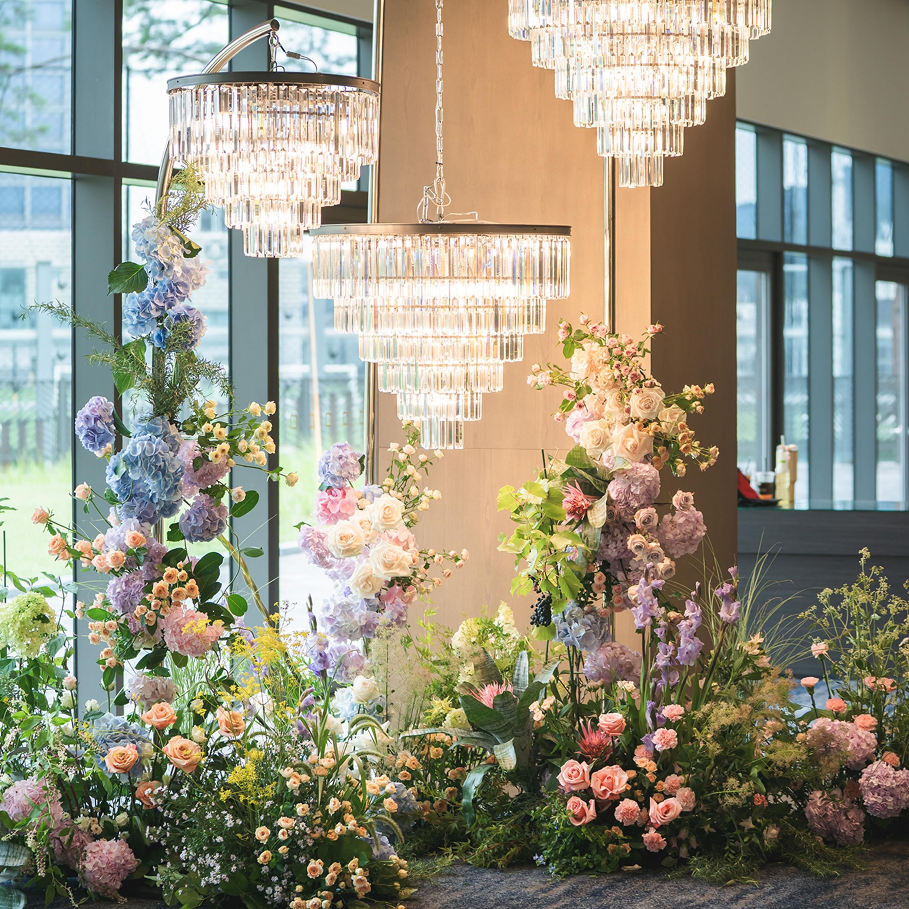 Um arranjo floral com diversas flores e um lustre.