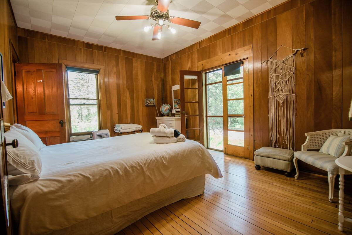 Cortinas/cortinados opacos, ferro/tábua de engomar, Wi-fi grátis
