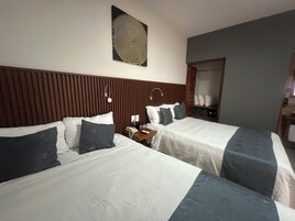 Quarto Deluxe, 2 camas de casal | Edredões de penas, camas de colchão viscoelástico, secretária