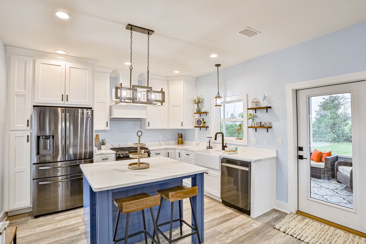 Gorgeous new beach home with decks & screened porch - pack your ...