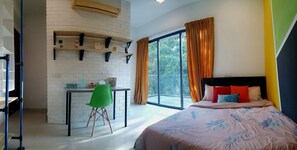 Quarto (Industrial Suites | Type B2Q) | Secretária, Wi-fi grátis, roupa de cama fornecida