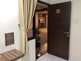 Quarto casal standard | Escrivaninha, espaço de trabalho para notebook, Wi-Fi de cortesia