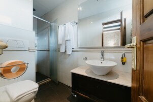 Quarto casal standard | Banheiro | Chuveiro, secador de cabelo, toalhas de banho, sabonete