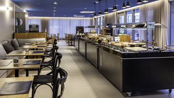 Café da manhã com buffet grátis todos os dias