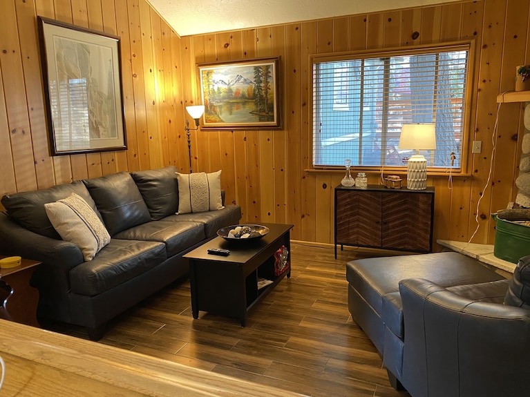 Cozy Stone Fireplace In A Relaxing 2 Bedroom Cabin - Lake Arrowhead, CA