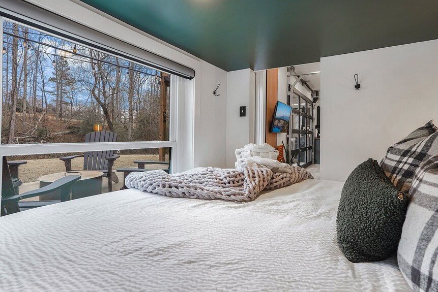 The Green Creek Shipyard | Hot Tub, Sauna, Fire Pit + Private Pond! - Lake Bowen, SC