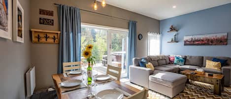 Apartamento em Condomínio Fechado | Sala de estar | Televisor de ecrã plano de 40 polegadas com canais digitais, televisor