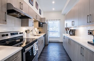 Condo | Cozinha privada | Geladeira grande, micro-ondas, fogão, cooktop