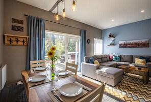 Apartamento em Condomínio Fechado | Sala de estar | Televisor de ecrã plano de 40 polegadas com canais digitais, televisor