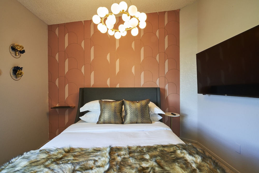 “The Place” Retro Oasis W/pool, Pacman, & Pingpong - Indio, CA