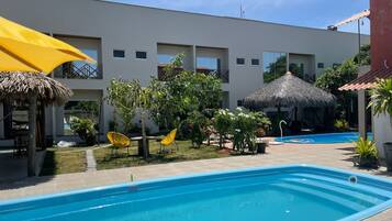 2 piscinas internas