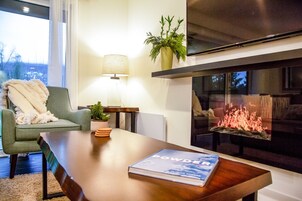 Apartamento em Condomínio Fechado | Sala de estar | Smart TV de 40 de polegadas com canais digitais, televisor, lareira 