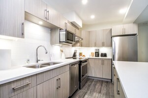 Apartamento em Condomínio Fechado | Cozinha privada | Um frigorífico/congelador grande, um micro-ondas, um forno 
