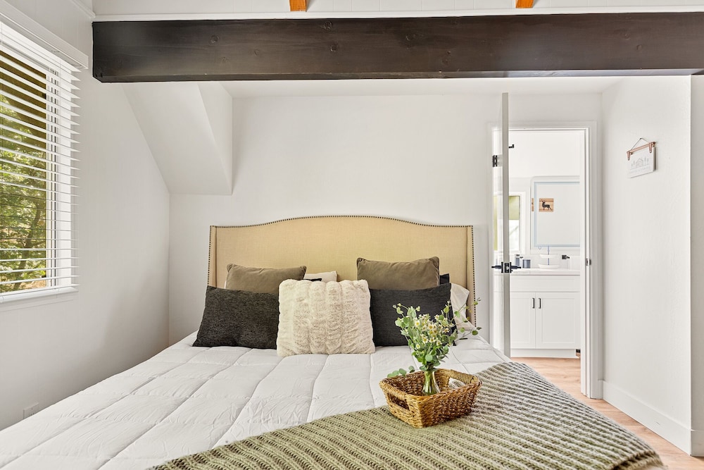 Family Friendly Cabin With Trendy 70's Game Room! - Lake Arrowhead, CA