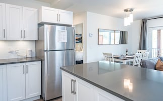 Apartamento em Condomínio Fechado | Cozinha privada | Um frigorífico/congelador grande, um micro-ondas, um forno