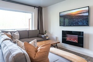 Condo | Área de estar | Smart TV 40 polegadas com canais digitais, TV, lareira