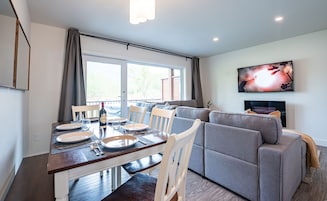 Condo | Área de estar | Smart TV 40 polegadas com canais digitais, TV, lareira