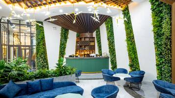 3 bares/lounges, um bar junto à piscina