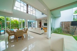 Villa Superior | Sala de estar | Televisor