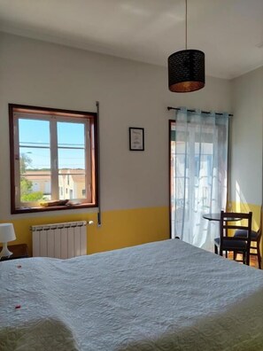 Quarto Duplo Superior | Minibar, secretária, secretária adequada para computadores portáteis 